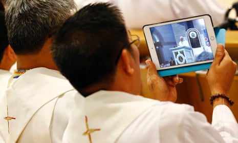 Ang demonyong cellphone, nasa loob ng simbahan!